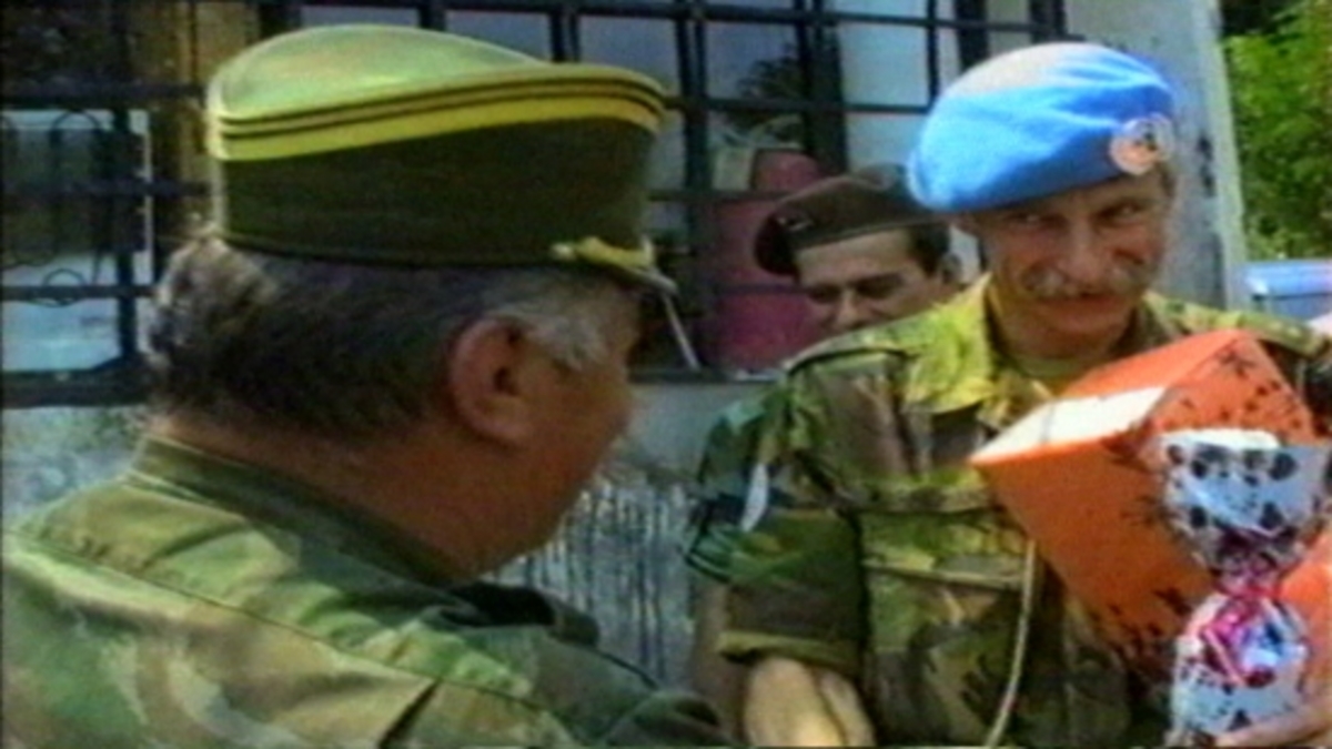 Mladic koeioneert overste Karremans van Dutchbat