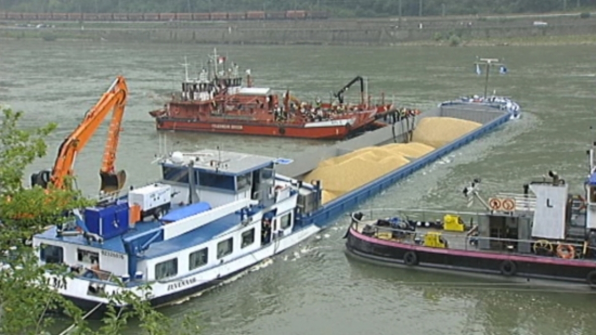 Twee schepen blokkeren Rijn bij de Lorelei