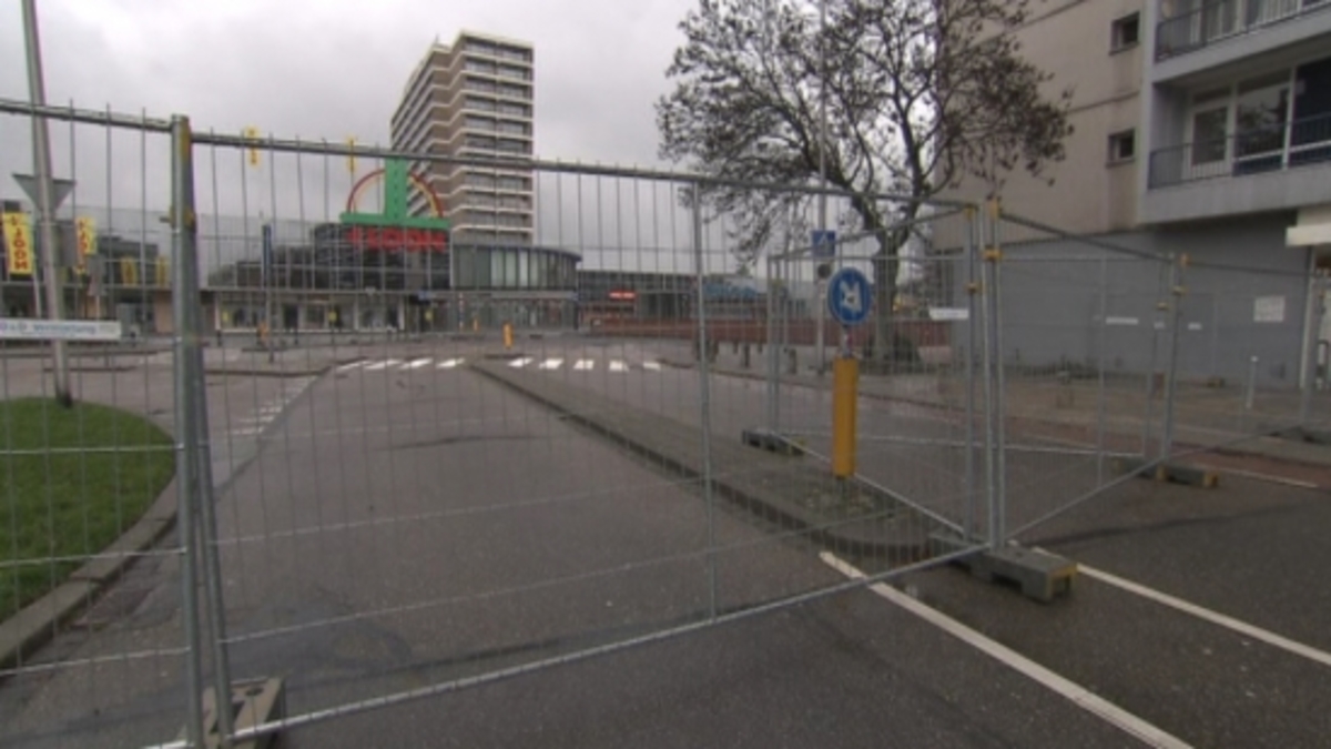 Winkelcentrum en huizen op instorten