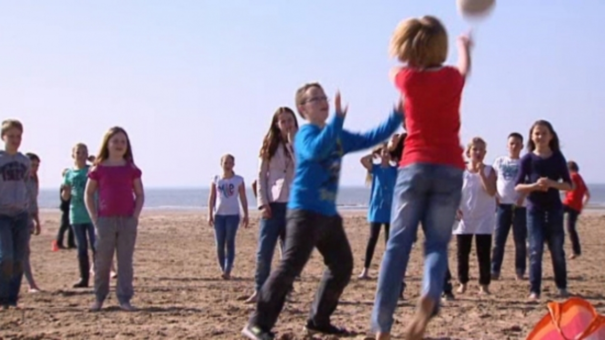 School op het strand