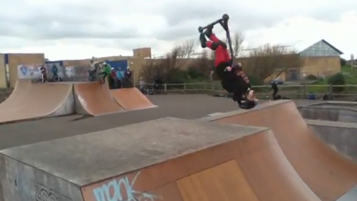 Jamie (11) stunt op de step