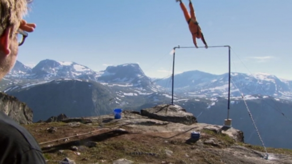 Stuntman stort van klif af