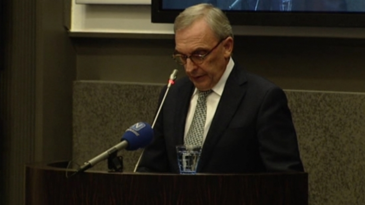 Van Rey maakt aftreden bekend