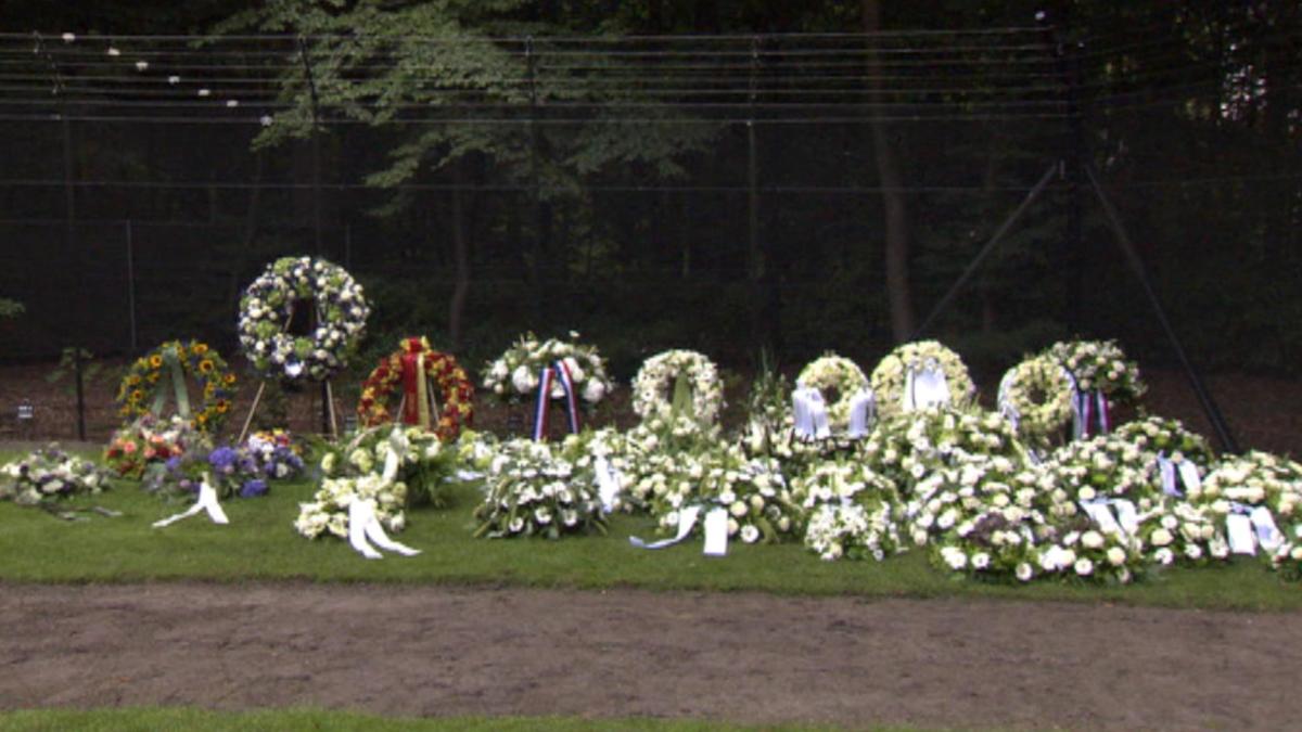 Bloemen op het graf van prins Friso