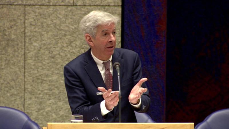 Minister Plasterk mag blijven