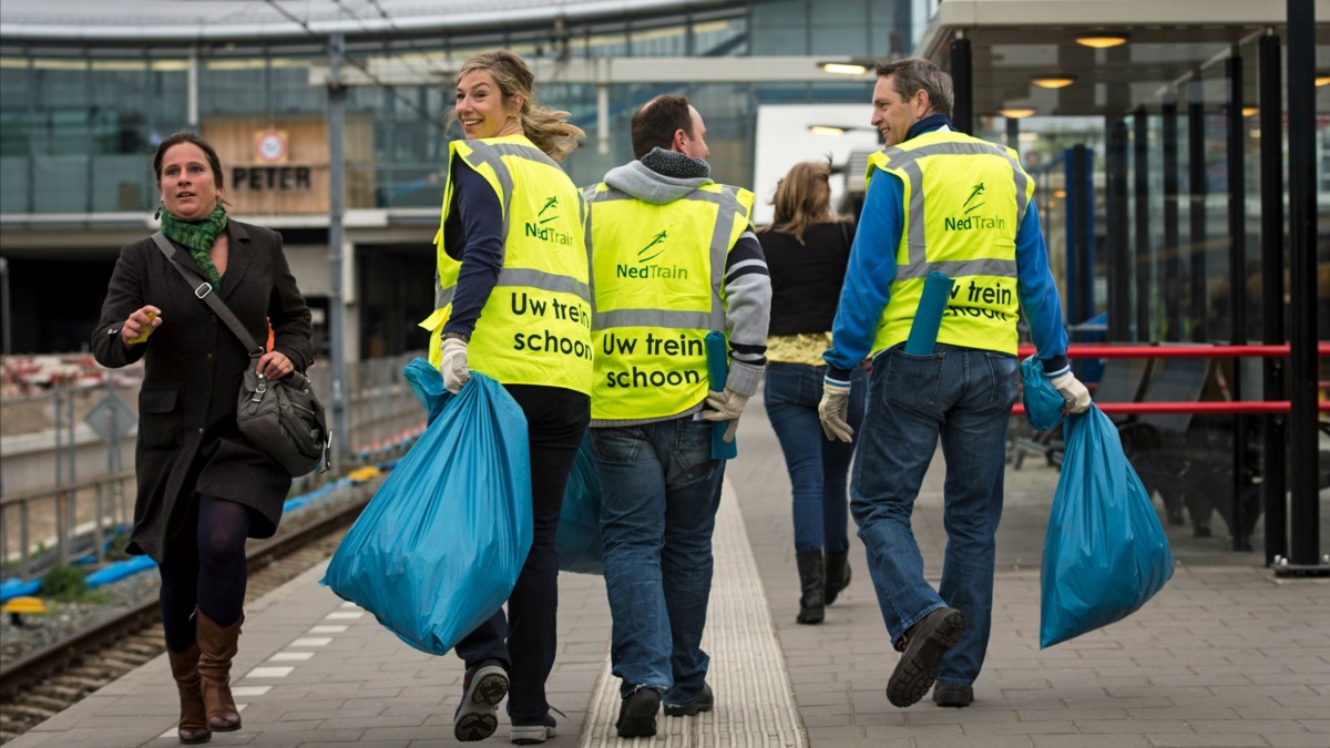 Schoonmakers op stations gaan weer aan de slag