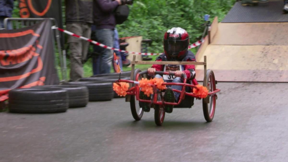 Kinderen racen in zeepkisten