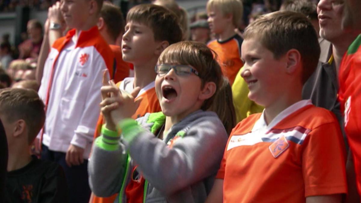 Kinderen juichen voor Oranje