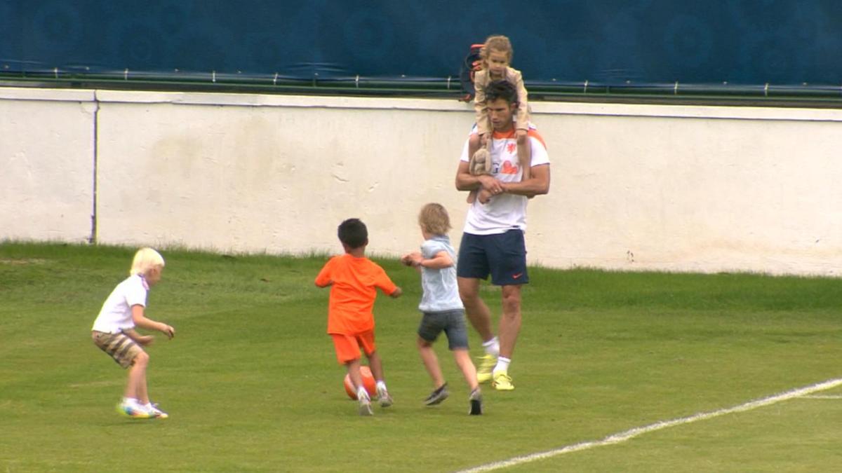 Kinderen van Kuyt en Van Persie trainen mee