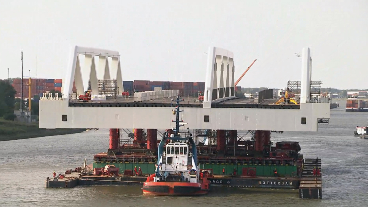 Nieuwe Botlekbrug bereikt bouwplek