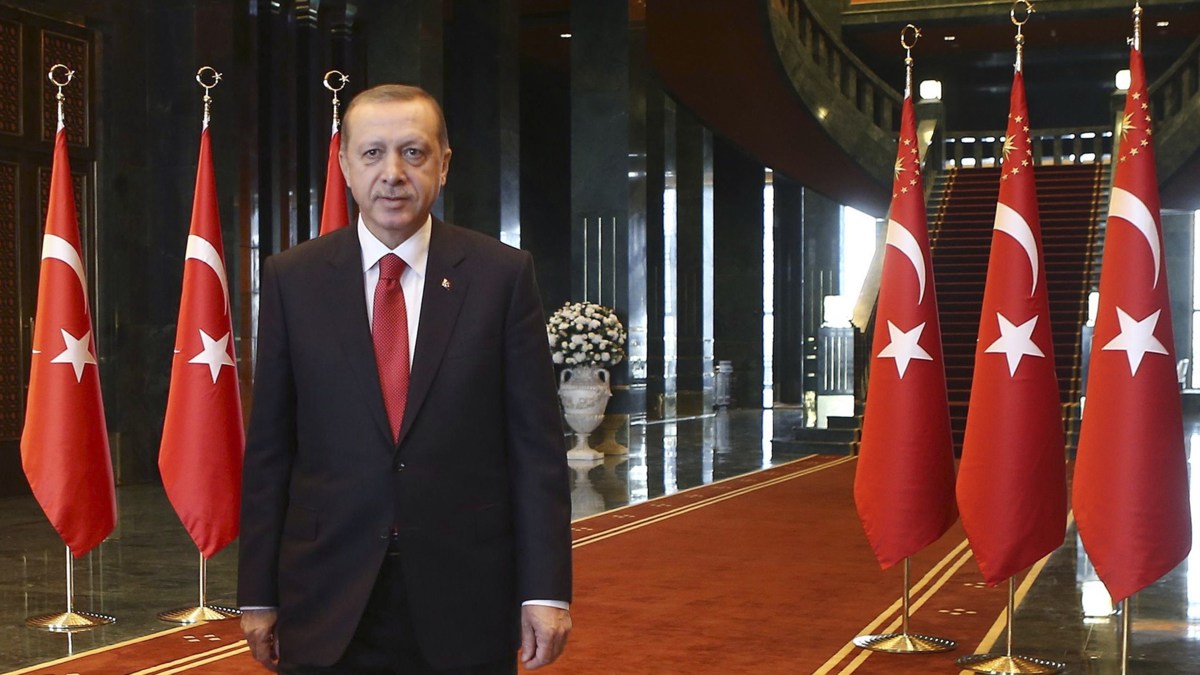 Turkse president pakt rookcafé aan
