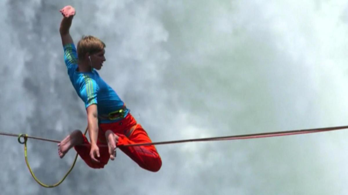 Koorddansen boven de grootste watervallen van Afrika