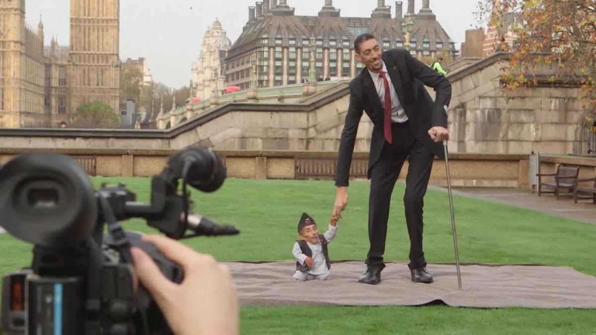 Grootste man ontmoet kleinste man