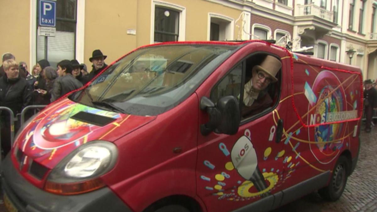 Kerstbus bij groot verkleedfeest