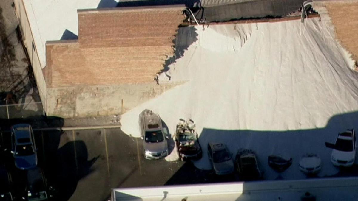 Auto's bedolven onder berg zout