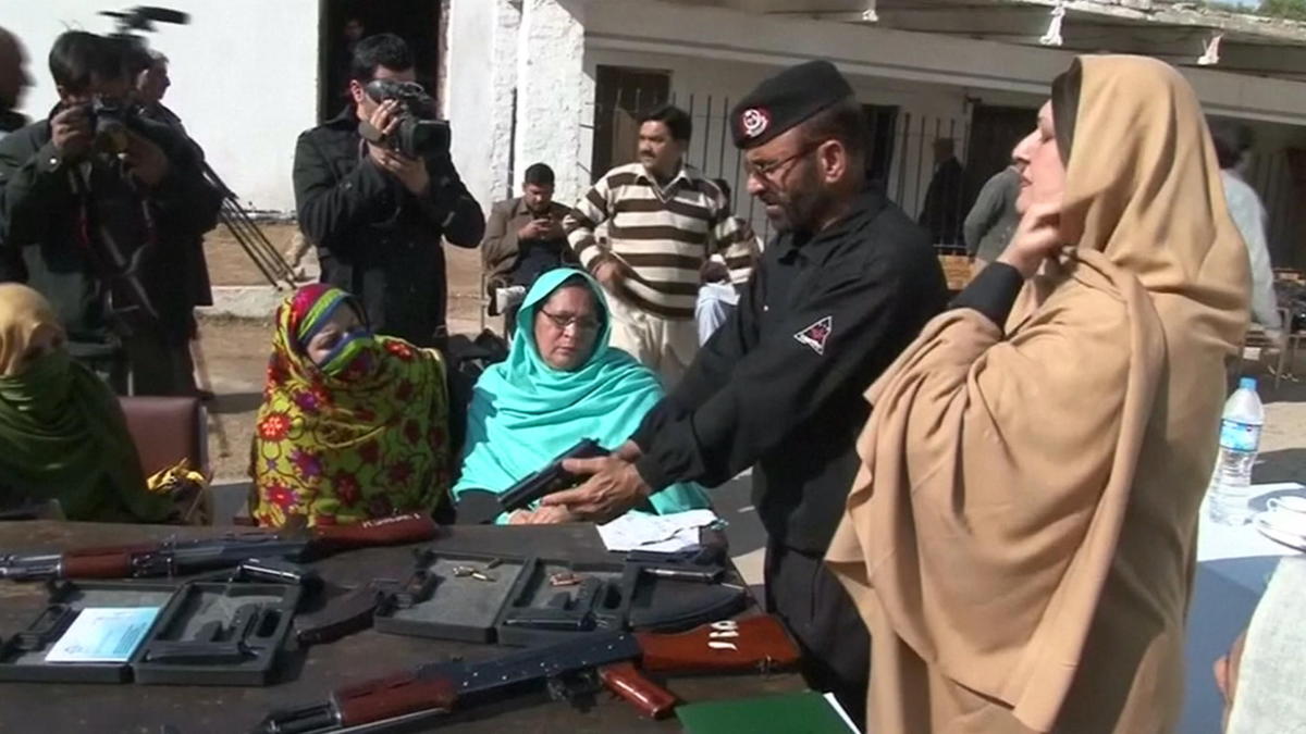 Schietles voor Pakistaanse leraren