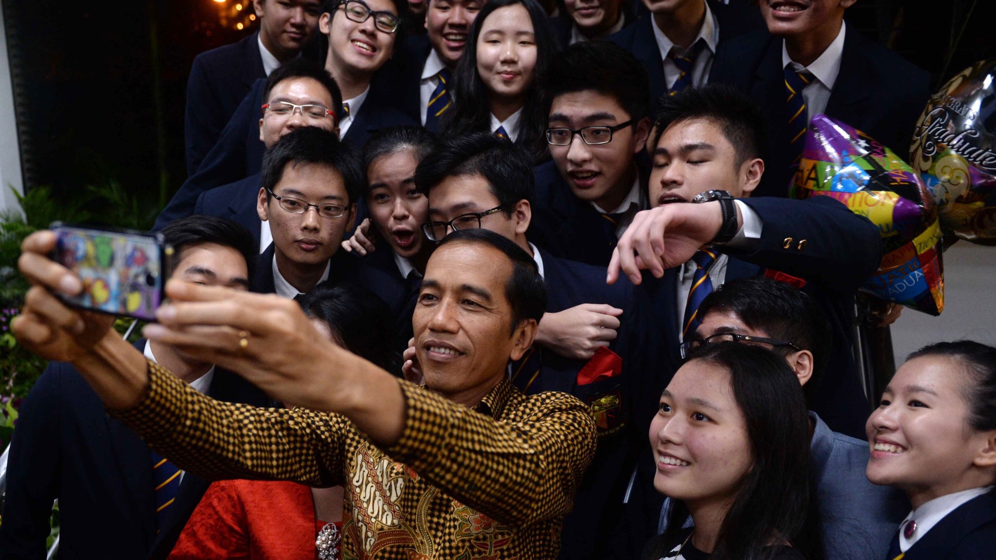 Indonesiërs protesteren tegen 'zondige' selfies... met selfies | NOS