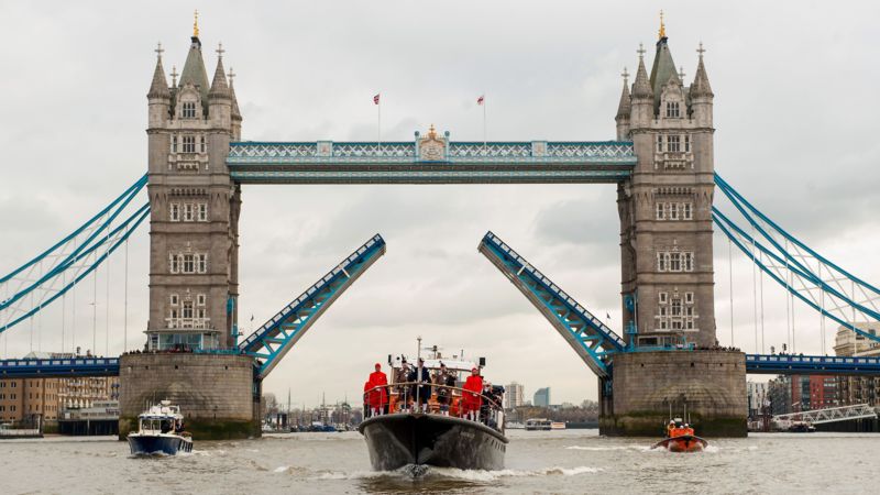 Tower Bridge open voor Sir Winston Churchill