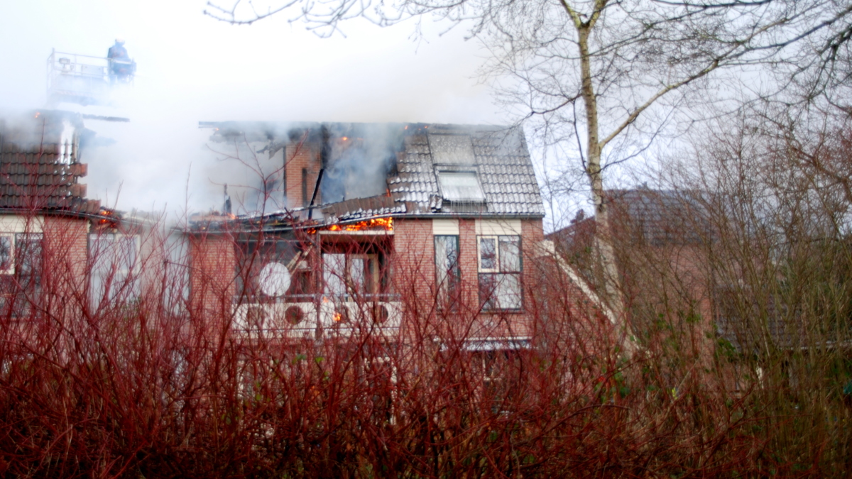 Man steekt huis in brand en springt