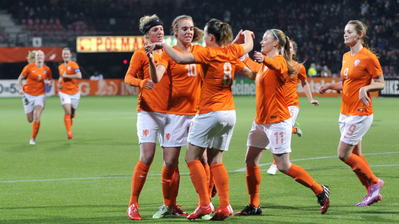 Ruime zege voetbalvrouwen op Thailand