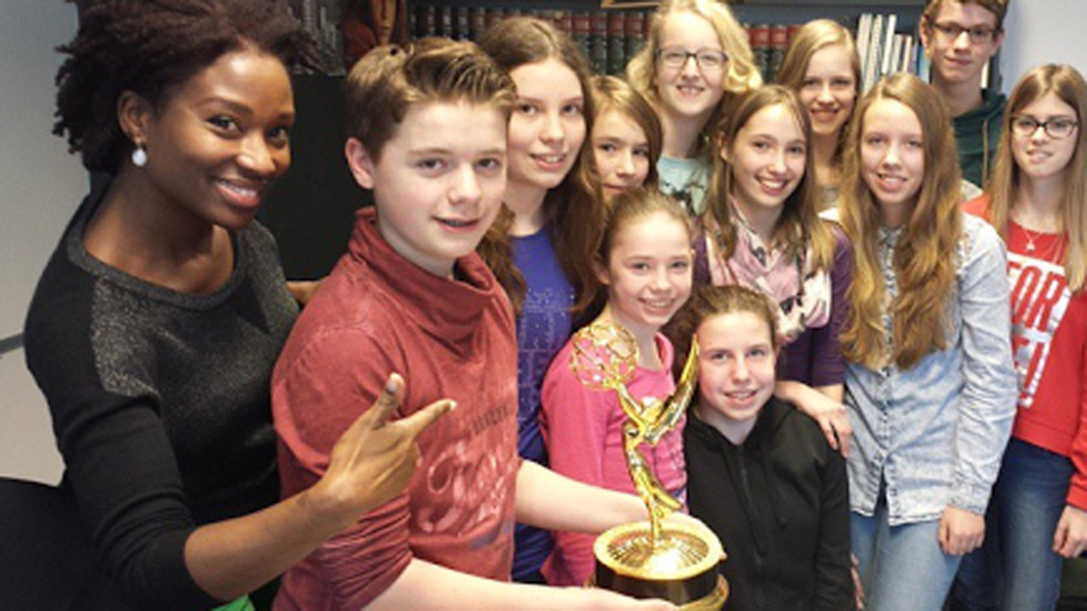 Lars neemt zijn Emmy mee naar school