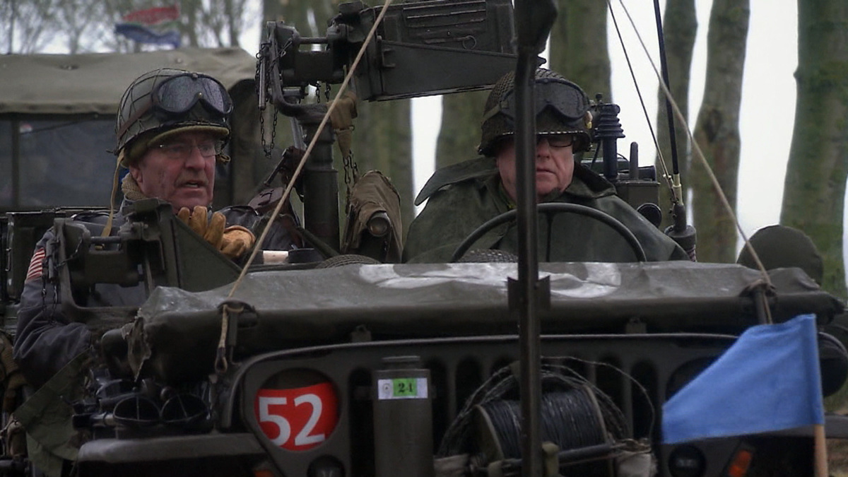 Militaire colonne rijdt om bevrijding te herdenken