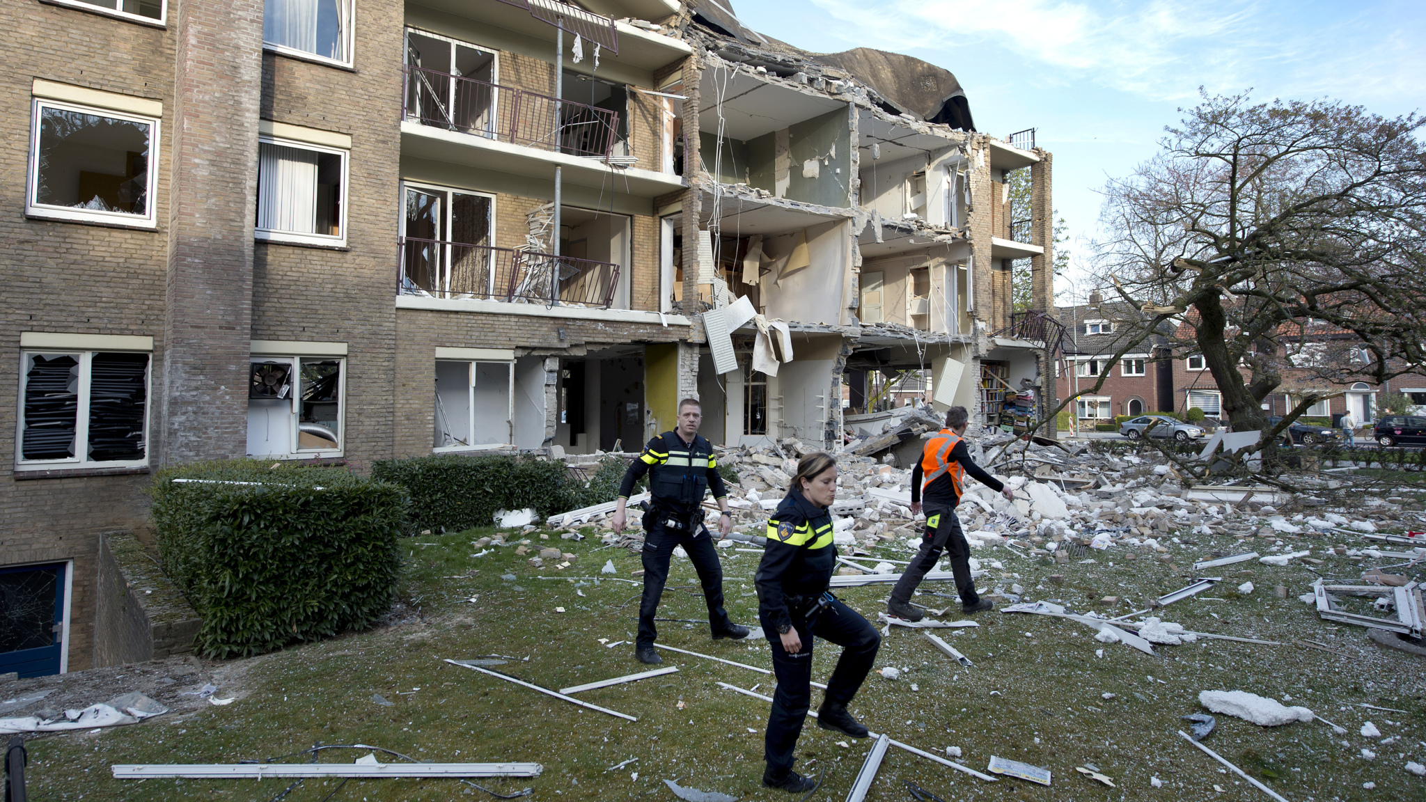 Verwoestende explosie in Heerlen, drie gewonden | NOS