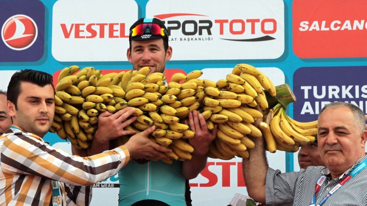 Van een enorme tros bananen tot Müllers megafoon: de sportweek in foto's