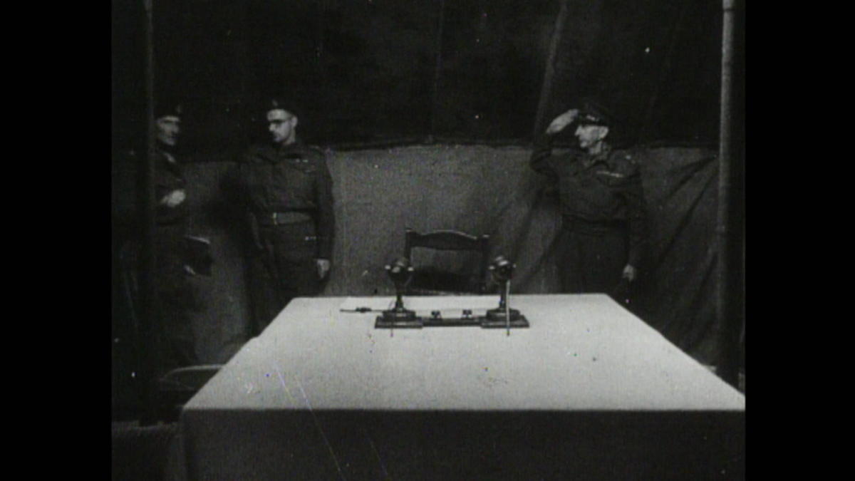 De overgave van de Duitsers wordt getekend op de Lüneburger Heide