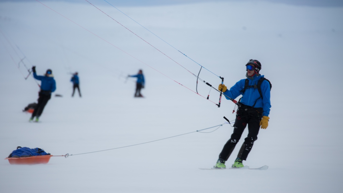 Britten snowkiten in recordtempo Groenland over