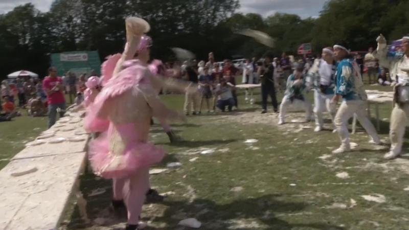 Vliegende borden vol gele vla