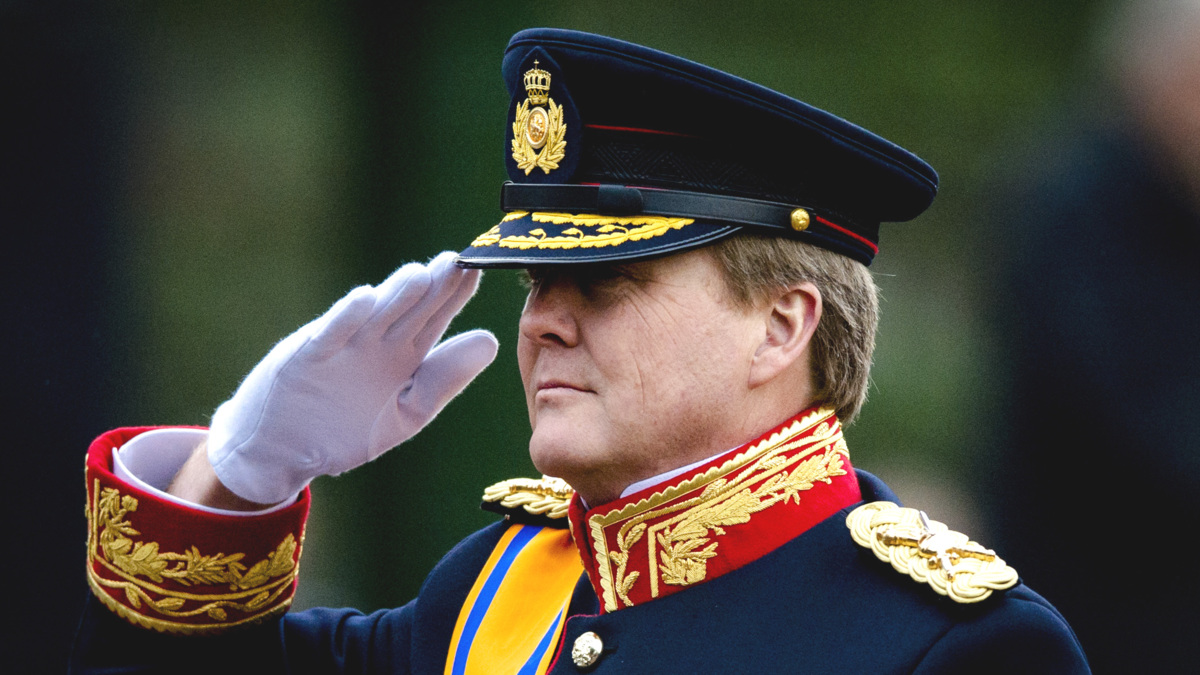 De kleren van de koning: uniform of kostuum?