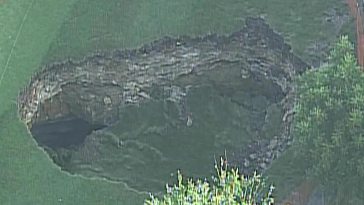 Super groot gat in golfbaan