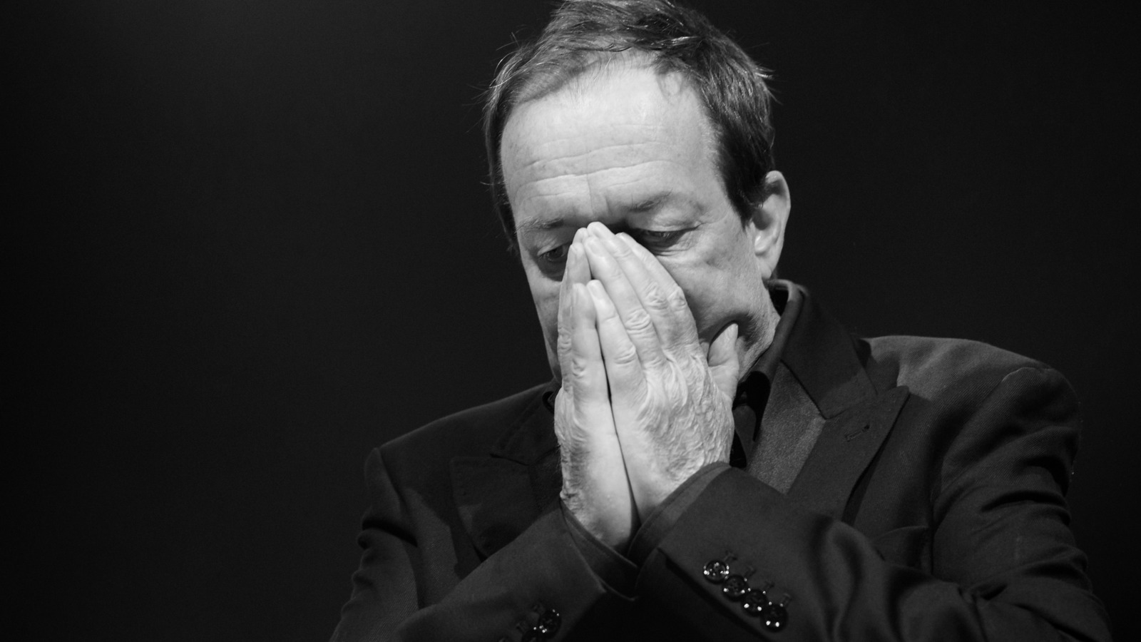 Zanger Thé Lau (62) overleden | NOS