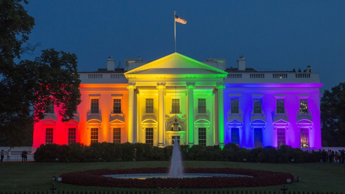Witte Huis licht op in regenboogkleuren