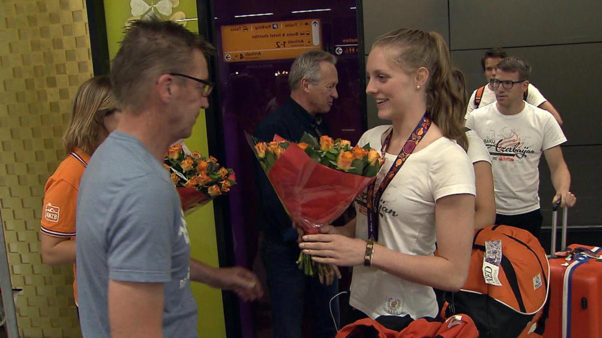 Marrit (15) met zes medailles op Schiphol