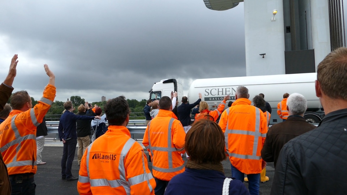 Eerste auto's rijden over nieuwe Botlekbrug
