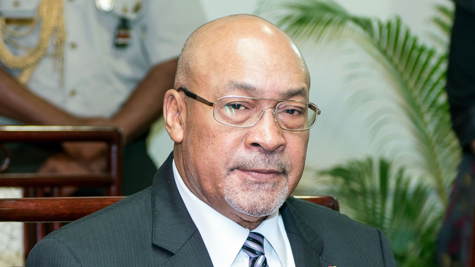 Bouterse beëdigt de procureur-generaal die hem aanklaagt | NOS