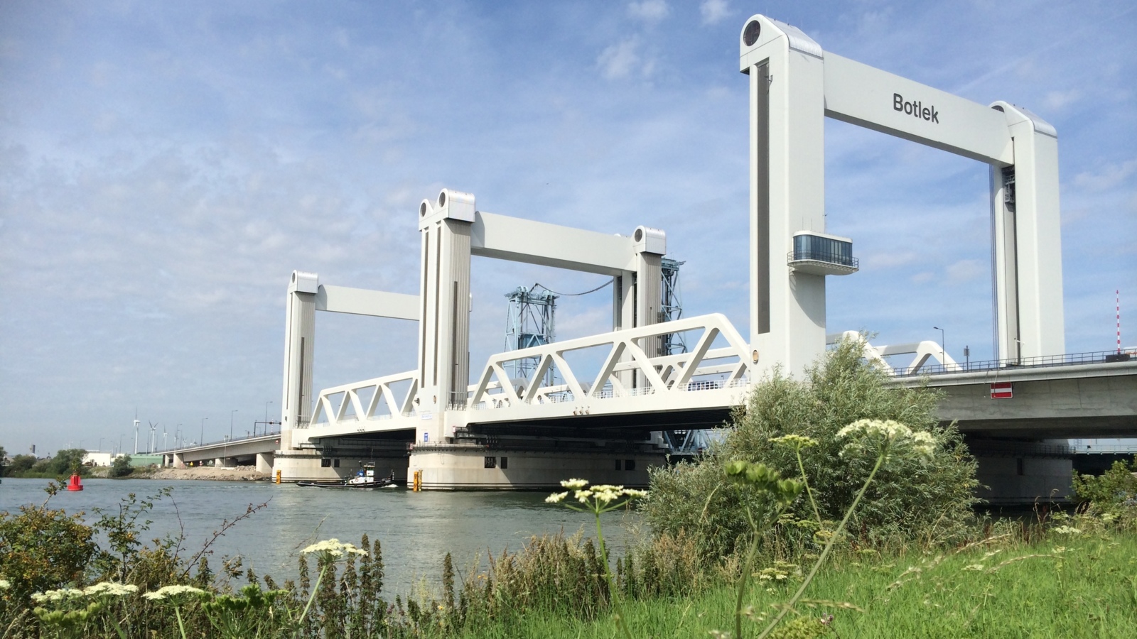 Rijkswaterstaat verhelpt storing Botlekbrug | NOS
