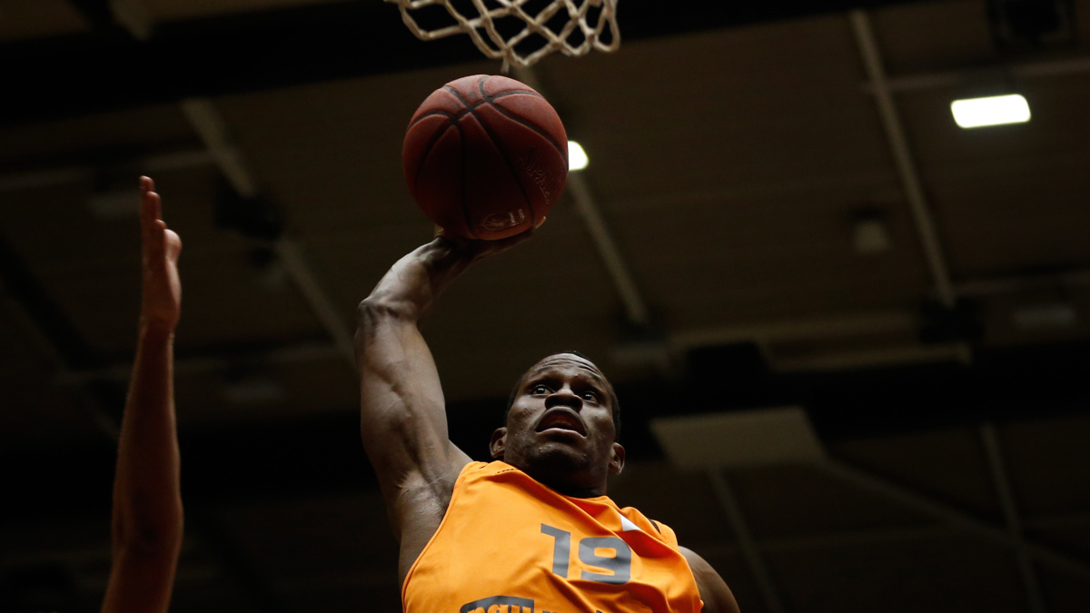 Basketballers groeien naar elkaar toe met winst op Britten