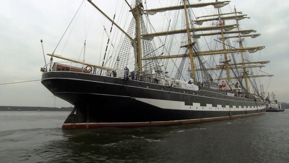 Eerste Sail-schepen op weg naar sluizen IJmuiden