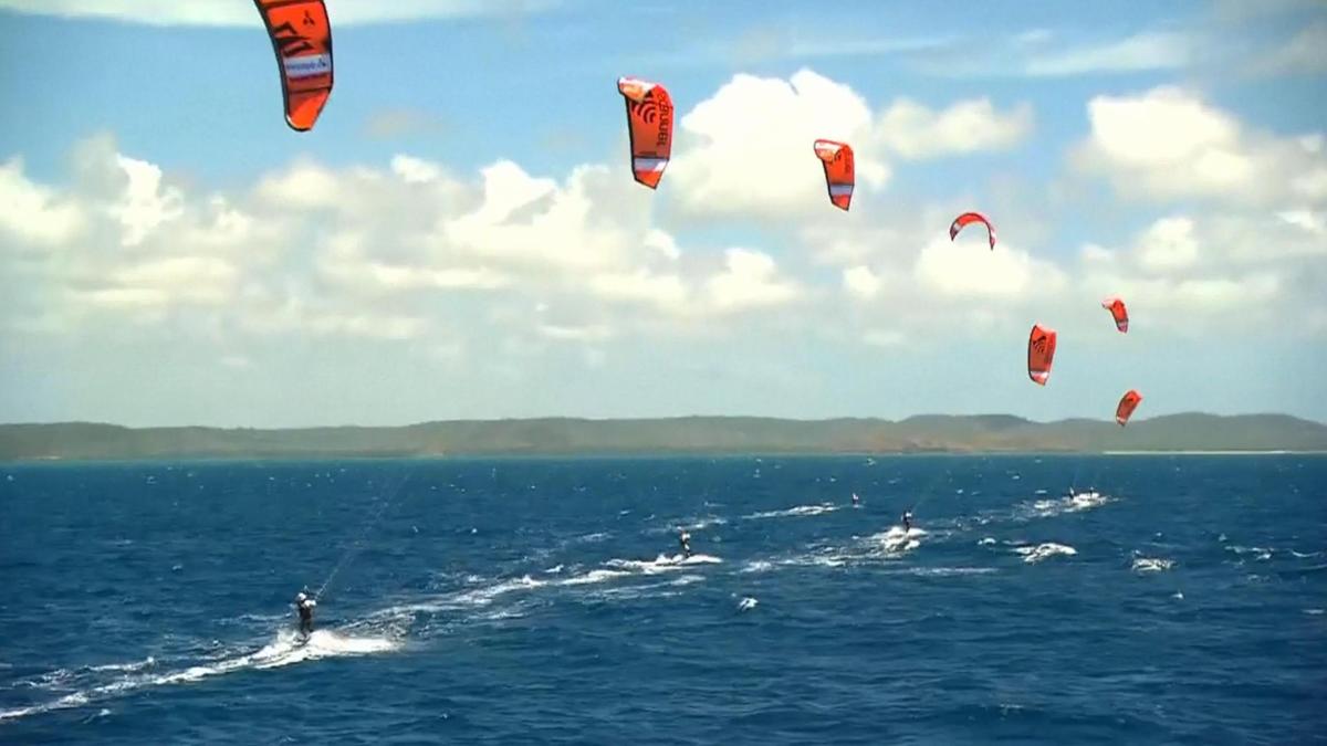 Kitesurfers vliegen over bijzonder natuurgebied