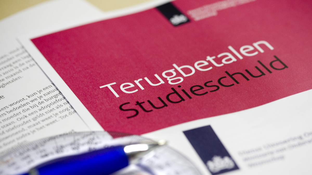 Lenende studenten hebben stress door studieschuld