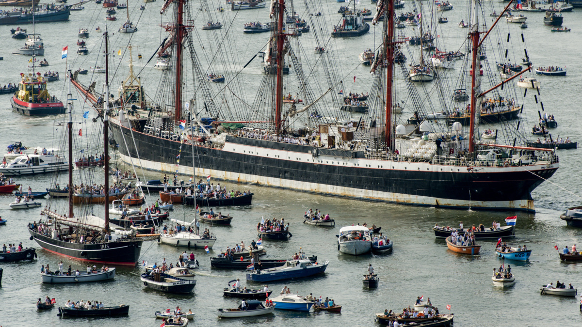 Sail-schepen onder grote belangstelling uitgezwaaid