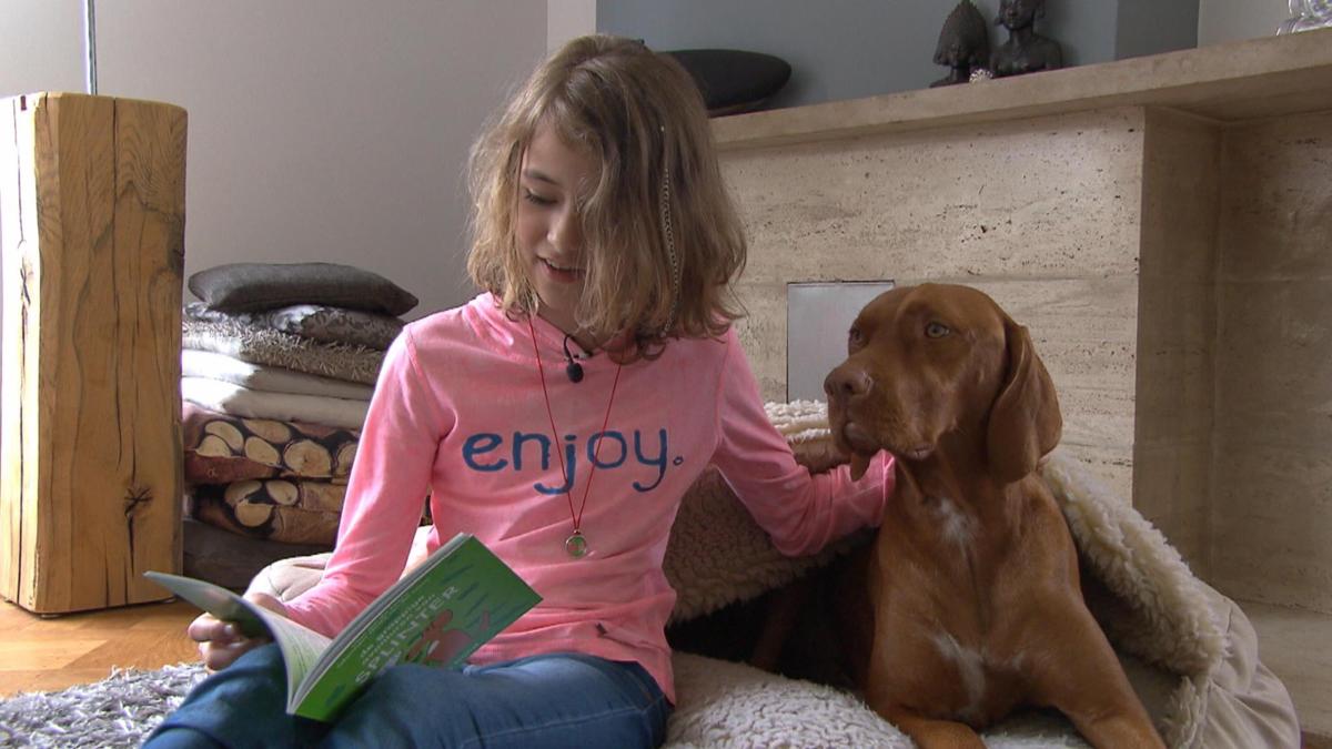 Mirthe maakt tekeningen voor een boek