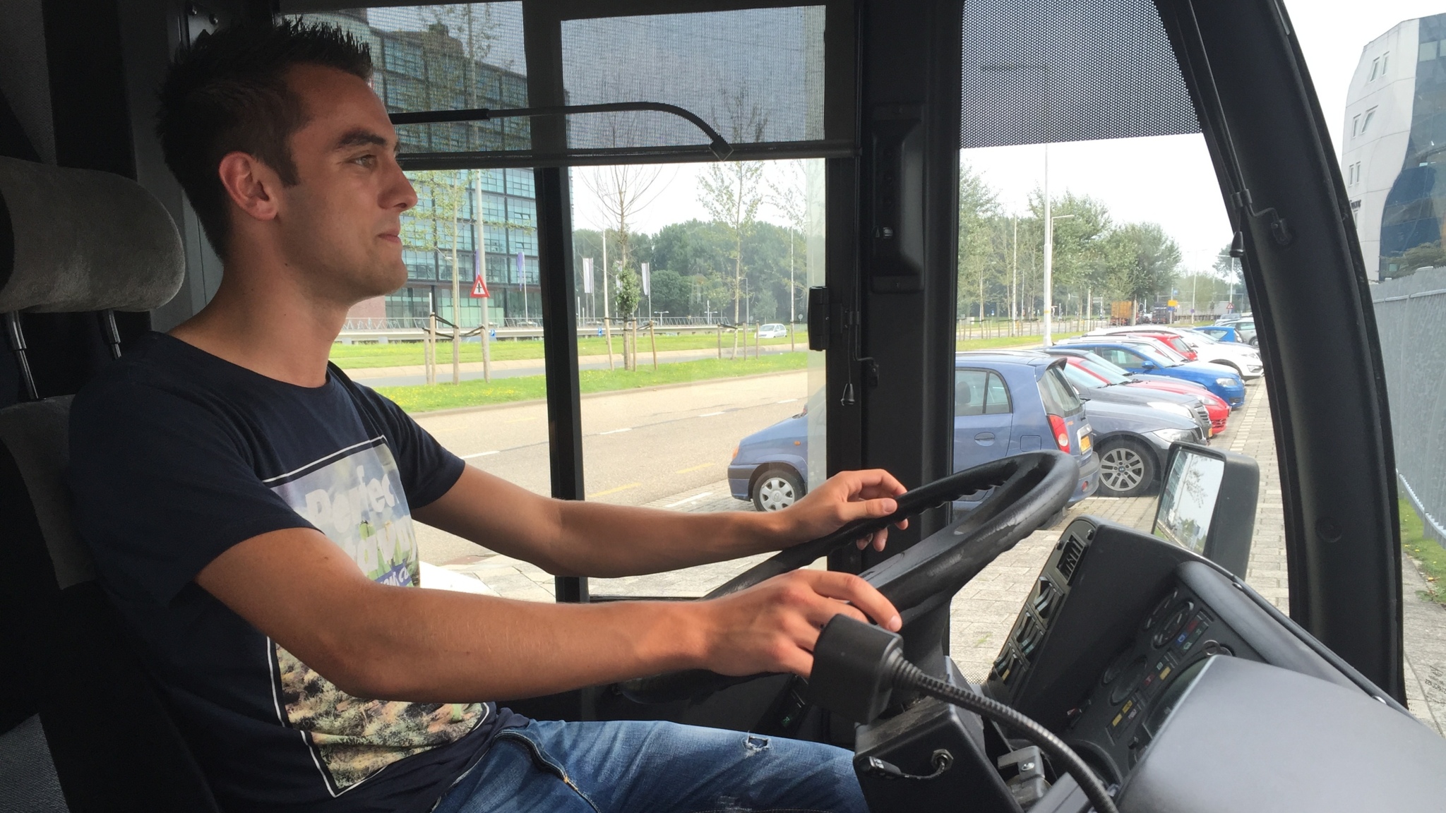 Schrik niet als je buschauffeur in Rotterdam ineens heel jong is | NOS