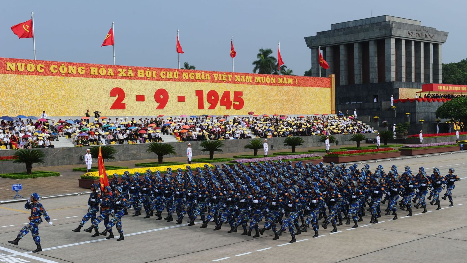 In beeld: Vietnam viert 70 jaar onafhankelijkheid met mega-parade | NOS