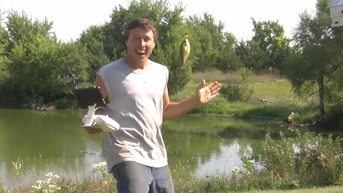 Man vangt een vis met zijn drone