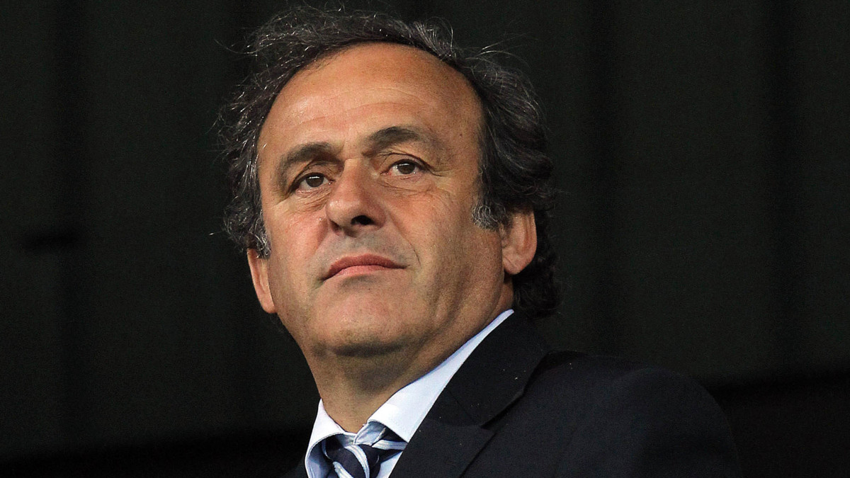 Platini gaat de wereld rond