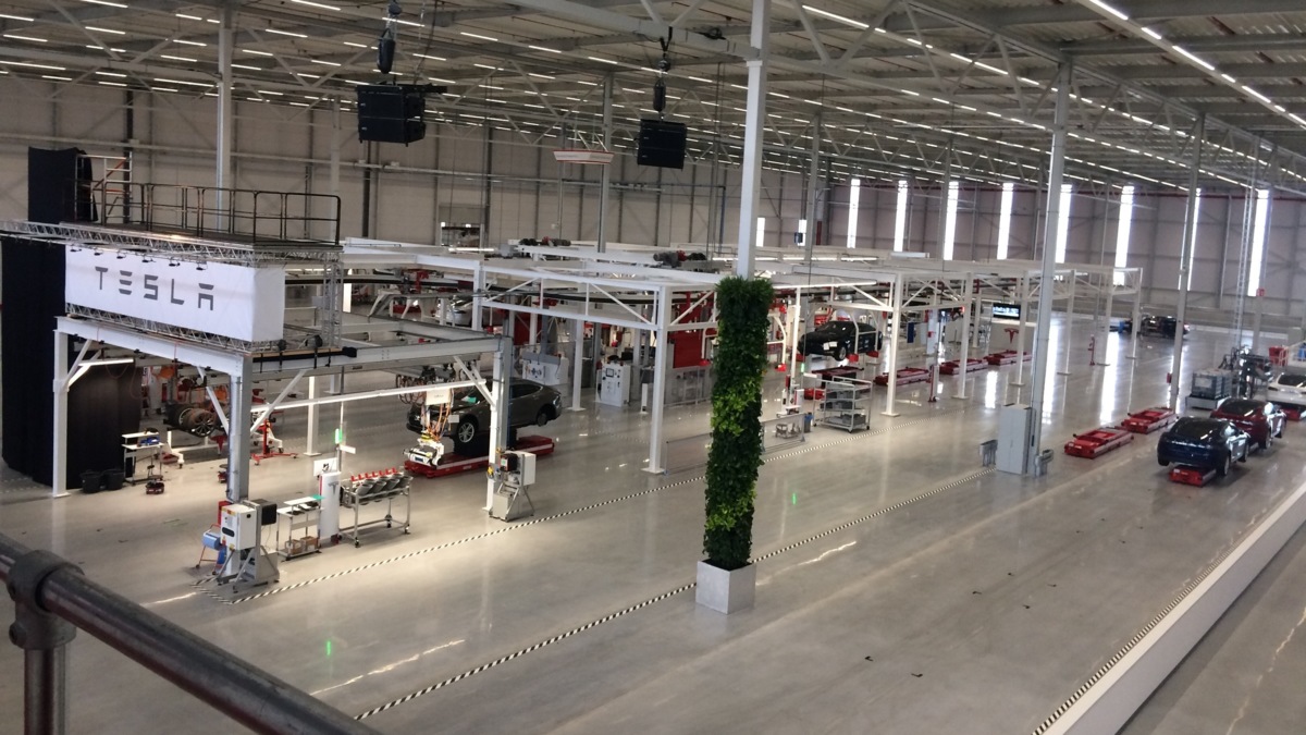 Elon Musk opent Teslafabriek in Tilburg